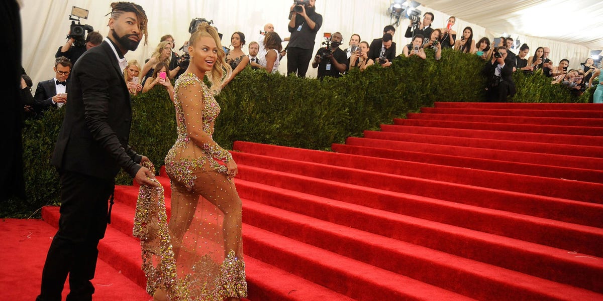 Beyoncés Stylist Ty Hunter Has The Best Reason For Always Holding Her