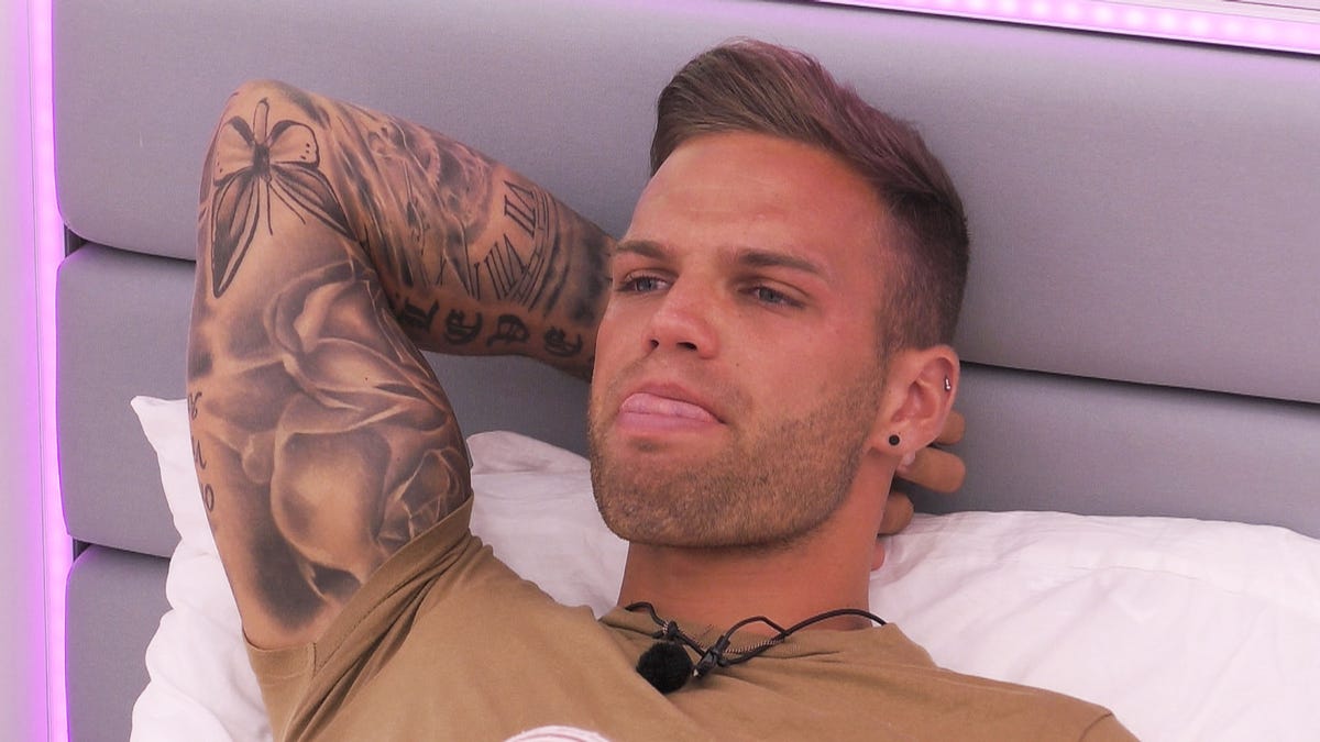 Love Islands Dom Storms Out Of The Villa After Hearing Those Mike And