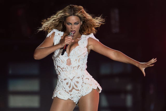 Beyonce Offers Three Teenagers Record Deals Chloe And Halle Bailey