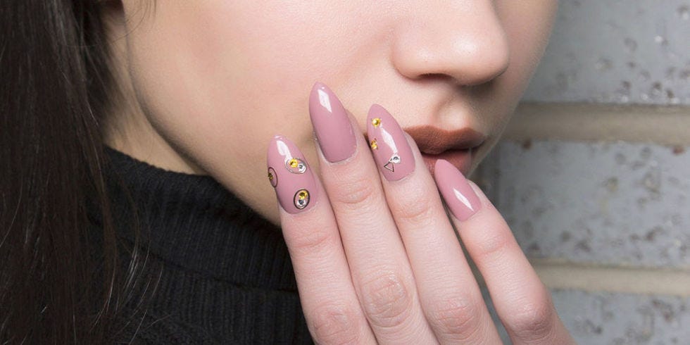 Beauty hack: zo repareer je een ingescheurde nagel (de beste truc ooit!) Beauty hack: zo repareer je een ingescheurde nagel (de beste truc ooit!)