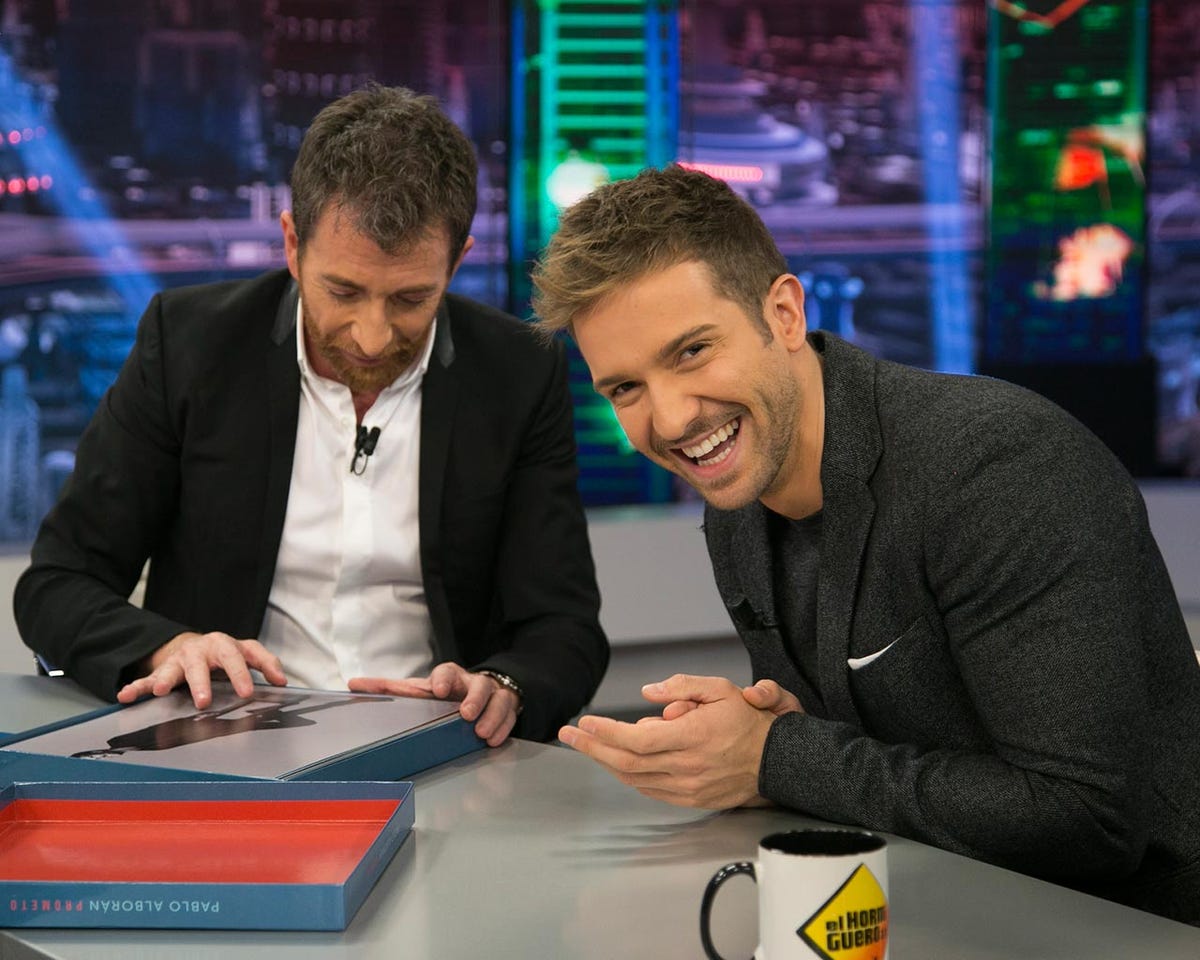 Pablo Motos Saca Los Colores A Pablo Alborán En El Hormiguero