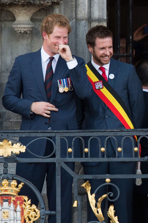There May Be A Hidden Meaning Behind Prince Harrys Odd Hand Gesture