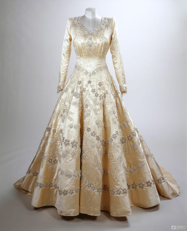 Queen Elizabeth Wedding Dress In The Crown This Is How Much The Replica Of Queen Elizabeths