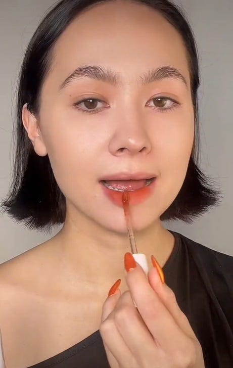 彷彿大哭後的紅暈感，爆紅「哭泣妝」成新流行！用腮紅＋亮片眼影打造令人憐愛的破碎感，連鼻頭都要抹上腮紅更顯無辜