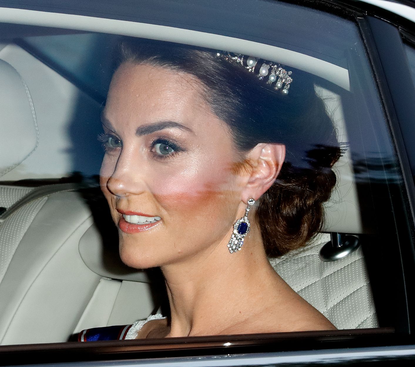 Flipboard Kate Middleton Wears The Lovers Knot Tiara To State Banquet