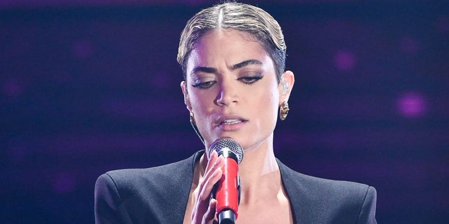 Elodie a Sanremo 2020: gambe da urlo e make up da diva Elodie a Sanremo 2020: gambe da urlo e make up da diva