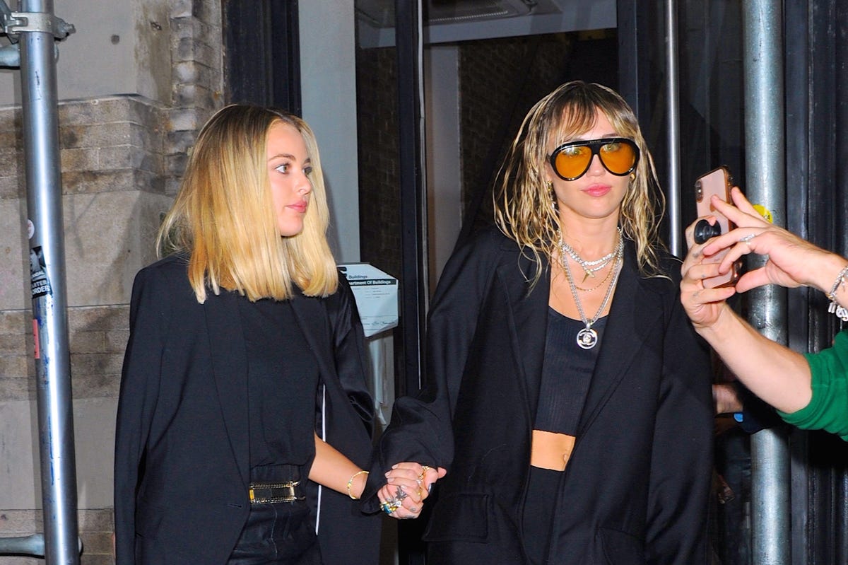 Miley Cyrus And Kaitlynn Carter Showed Pda On New York Fashion Week Date