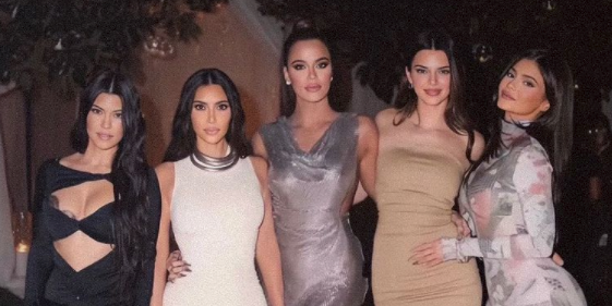 Kim Kardashian confirms whether Kourtney Kardashian has a giant chest ... Kim Kardashian confirms whether Kourtney Kardashian has a giant chest ...