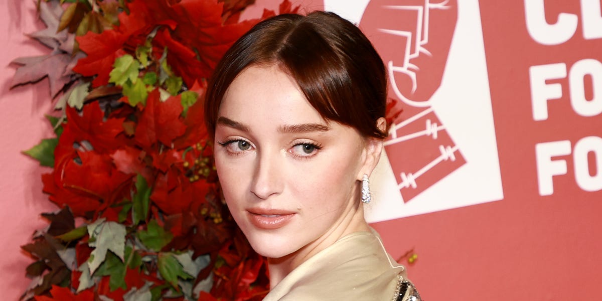 Bridgertons Phoebe Dynevor Wears A Beautiful Backless Silk Gown