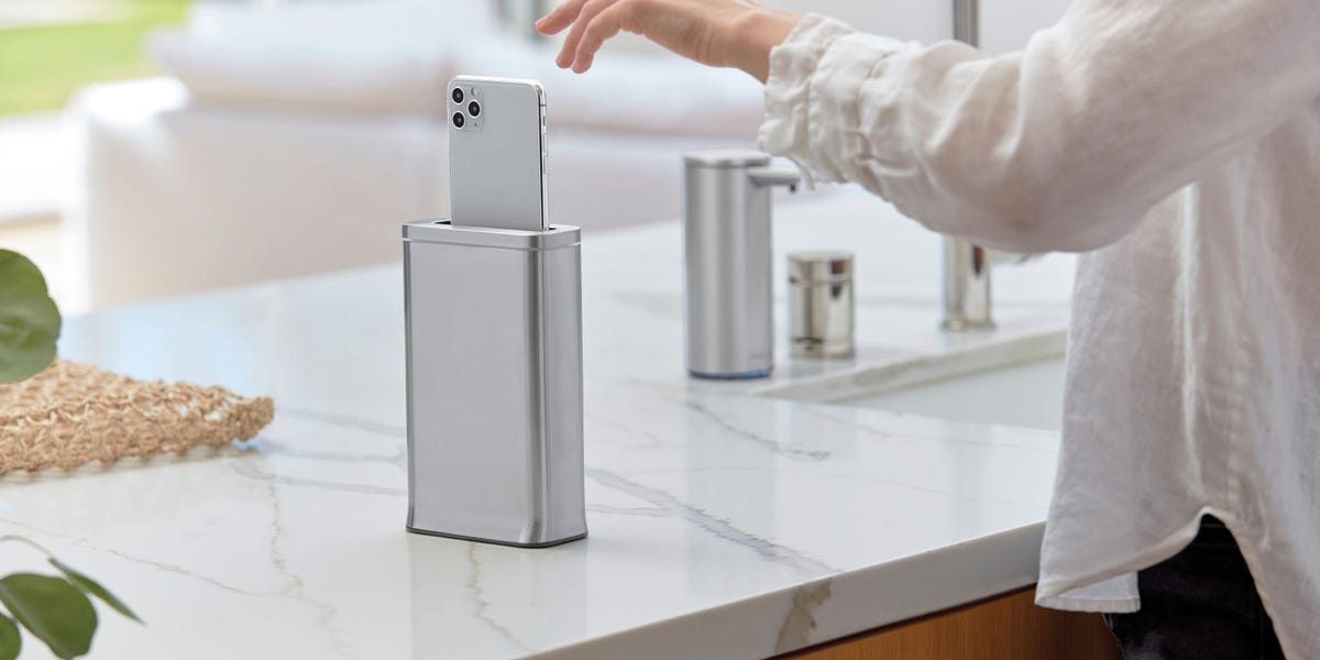 5 Gadgets That Clean Your Smartphone For You