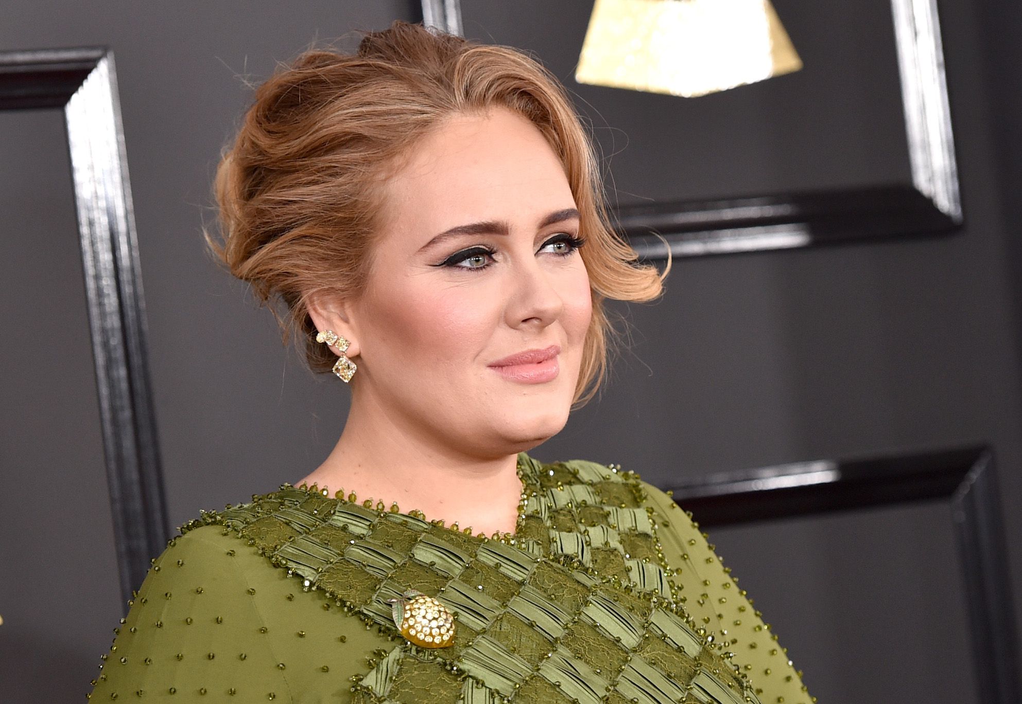 Adele Wore A Steamy Velvet Off The Shoulder Dress To Drakes Birthday