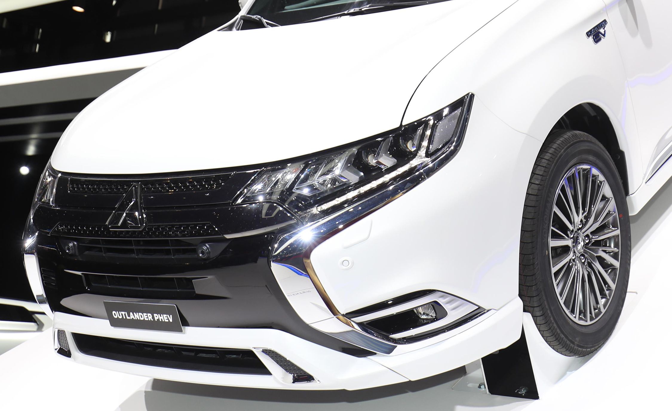 2021 Mitsubishi Outlander PHEV Gets Larger Motor and Battery