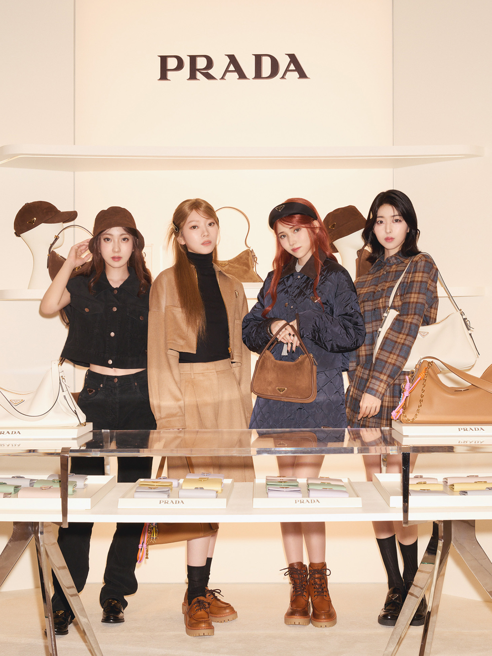 プラダ」ポップアップストアにIS:SUE(イッシュ)が来店! 4人の プラダ」ポップアップストアにIS:SUE(イッシュ)が来店! 4人の