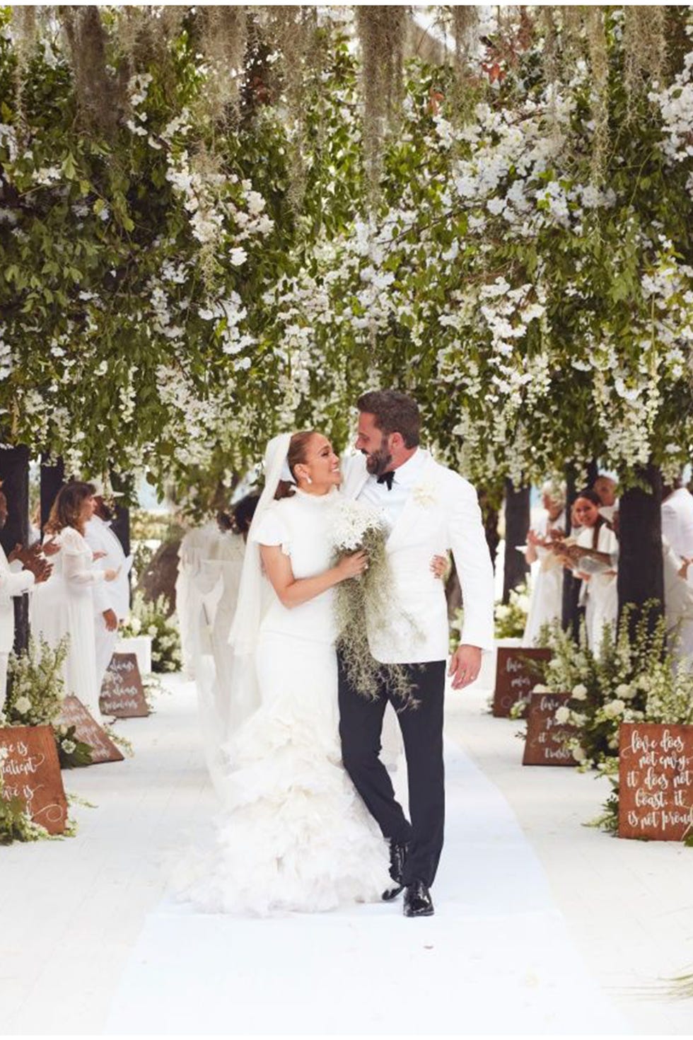 「人生で最も完璧な瞬間…」ジェニファー・ロペスが夢のような結婚式の写真を一挙公開!
