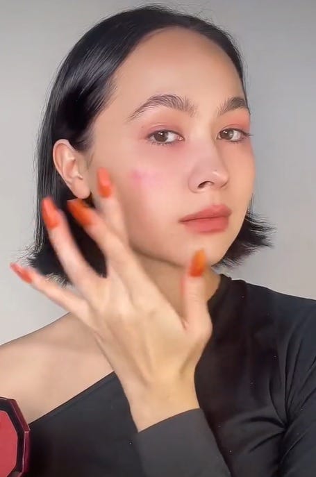 火紅「哭泣妝」成為新流行，用腮紅＋亮片眼影打造楚楚可憐的無辜感激起保護慾！