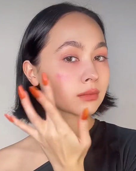 火紅「哭泣妝」成為新流行,用腮紅+亮片眼影打造楚楚可憐的無辜感激起保護慾!