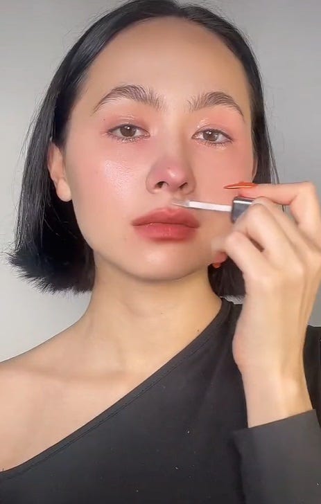 火紅「哭泣妝」成為新流行，用腮紅＋亮片眼影打造楚楚可憐的無辜感激起保護慾！