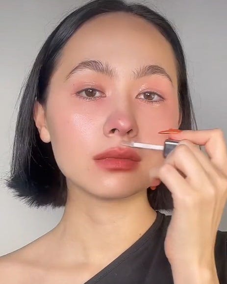 火紅「哭泣妝」成為新流行,用腮紅+亮片眼影打造楚楚可憐的無辜感激起保護慾!