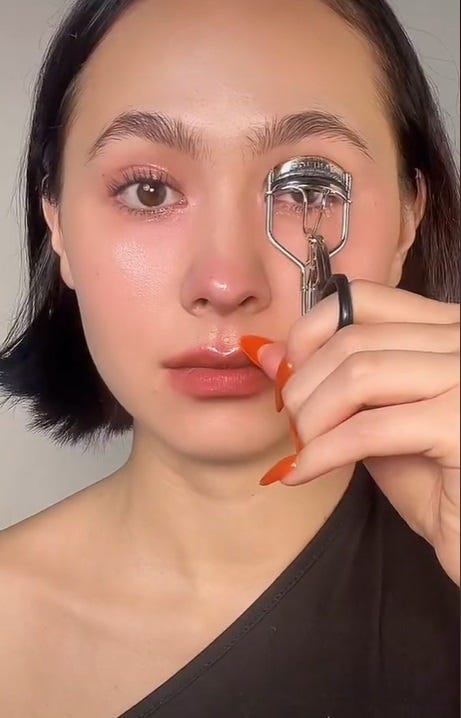 火紅「哭泣妝」成為新流行，用腮紅＋亮片眼影打造楚楚可憐的無辜感激起保護慾！