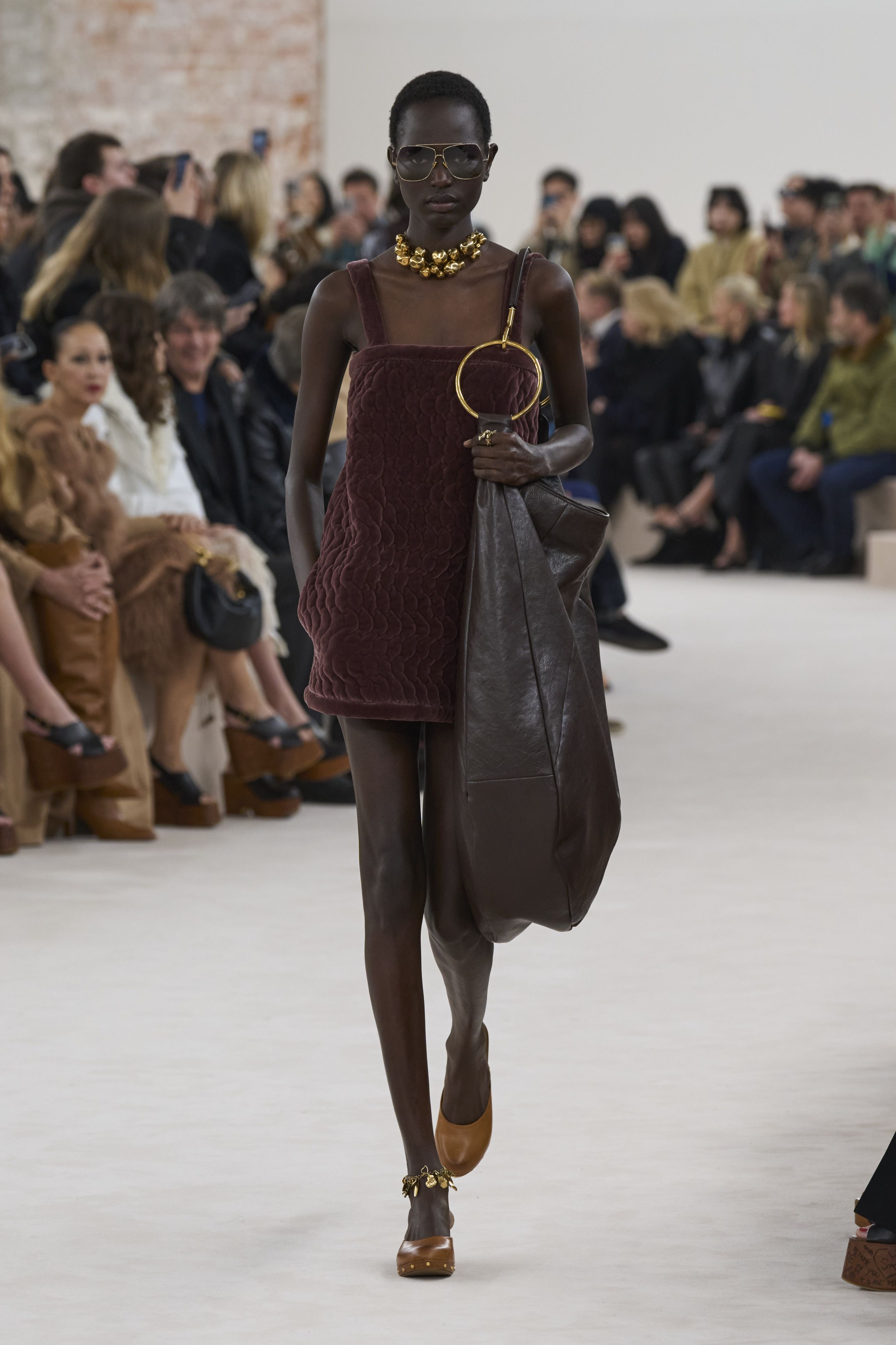 クロエ(CHLOÉ)2024-25秋冬コレクション | ファッション | ELLE クロエ(CHLOÉ)2024-25秋冬コレクション | ファッション | ELLE