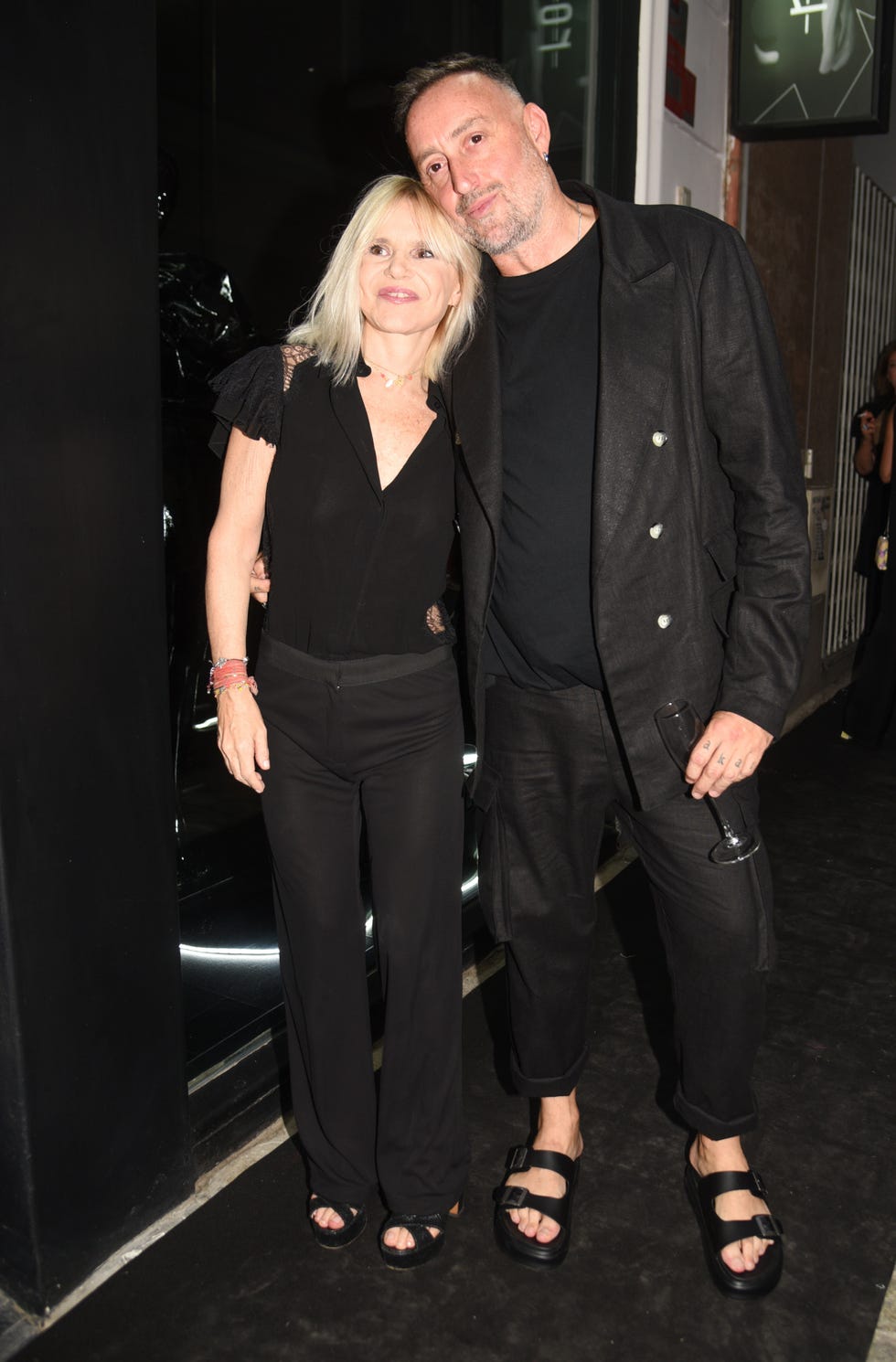 Eugenia Martínez se derrite en un abrazo con Roberto Diz con looks a juego Eugenia Martínez se derrite en un abrazo con Roberto Diz con looks a juego