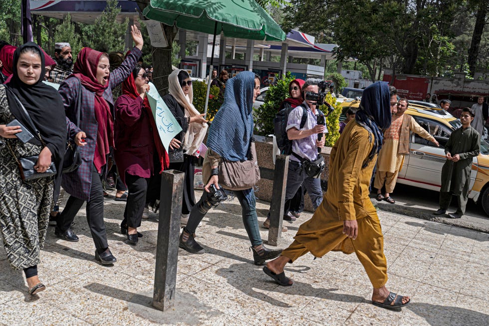 Burqa obbligatorio in Afghanistan: le donne scendono in piazza Burqa obbligatorio in Afghanistan: le donne scendono in piazza