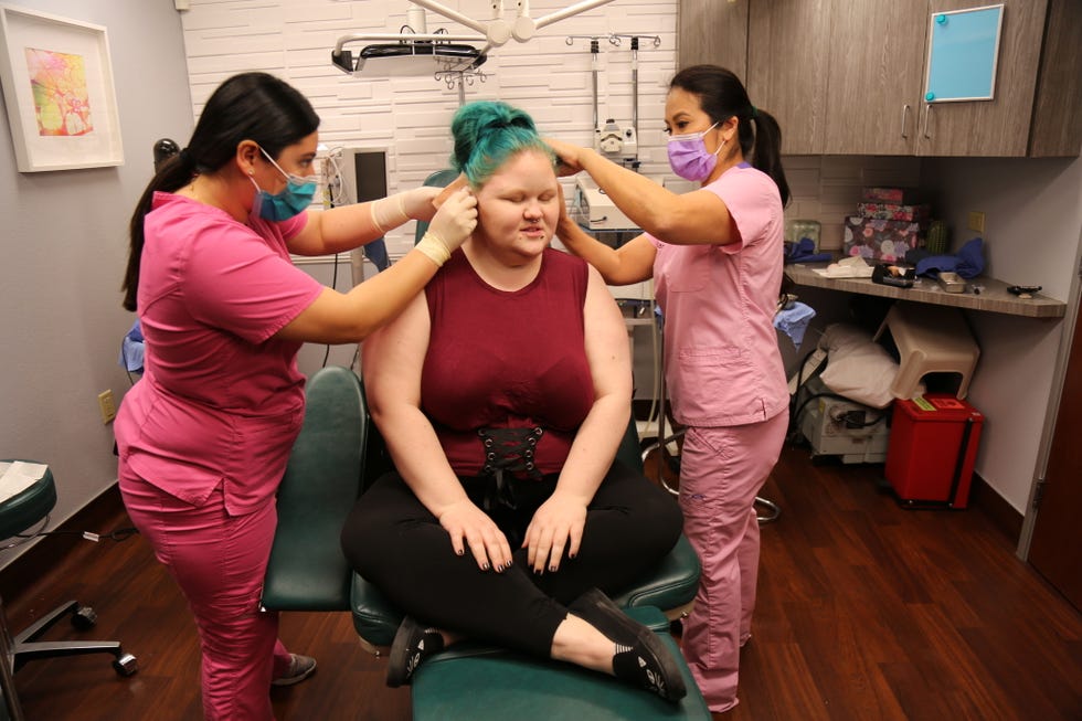 Dr Pimple Popper Tackles Huge Ear Keloids In Season 3 Premiere