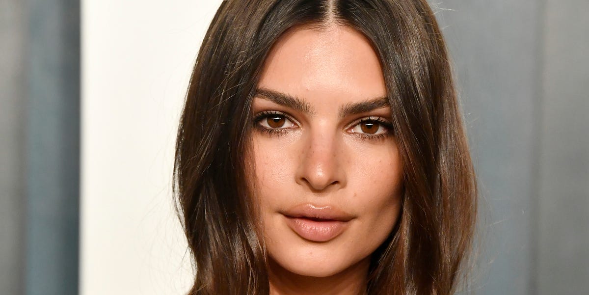 Emily Ratajkowski Shows Abs Underboob In A Lingerie Outfit On Ig