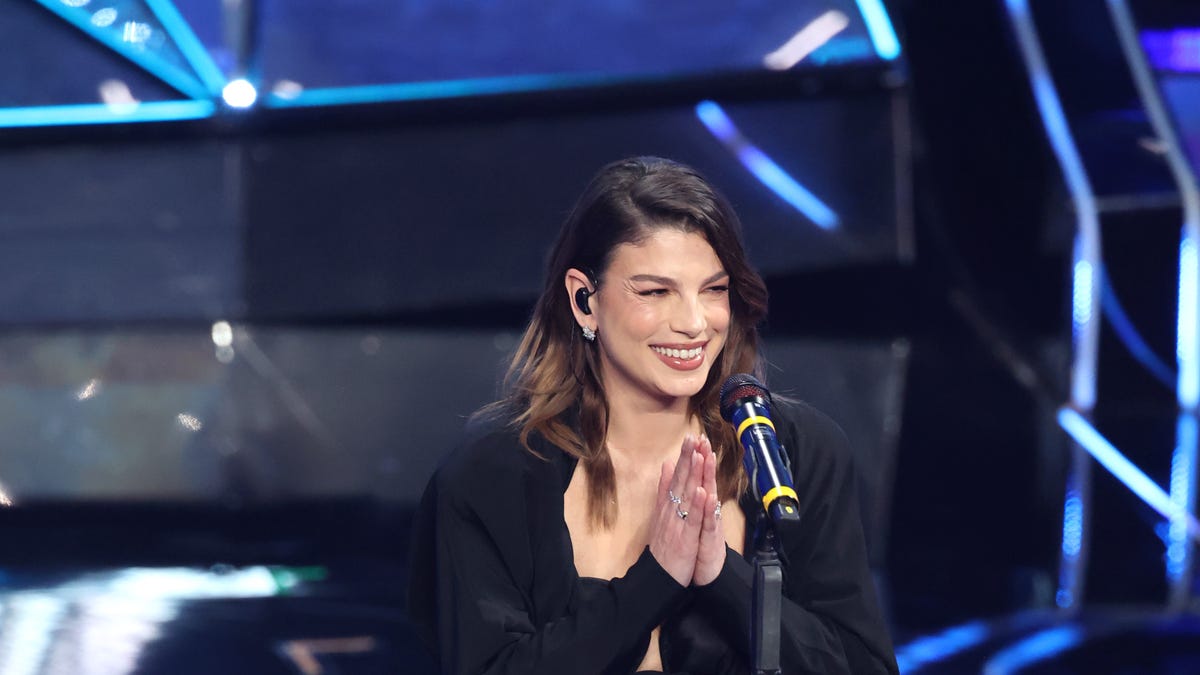 Il Look Di Emma Marrone A Sanremo 2024 Vestito Corto E Collant