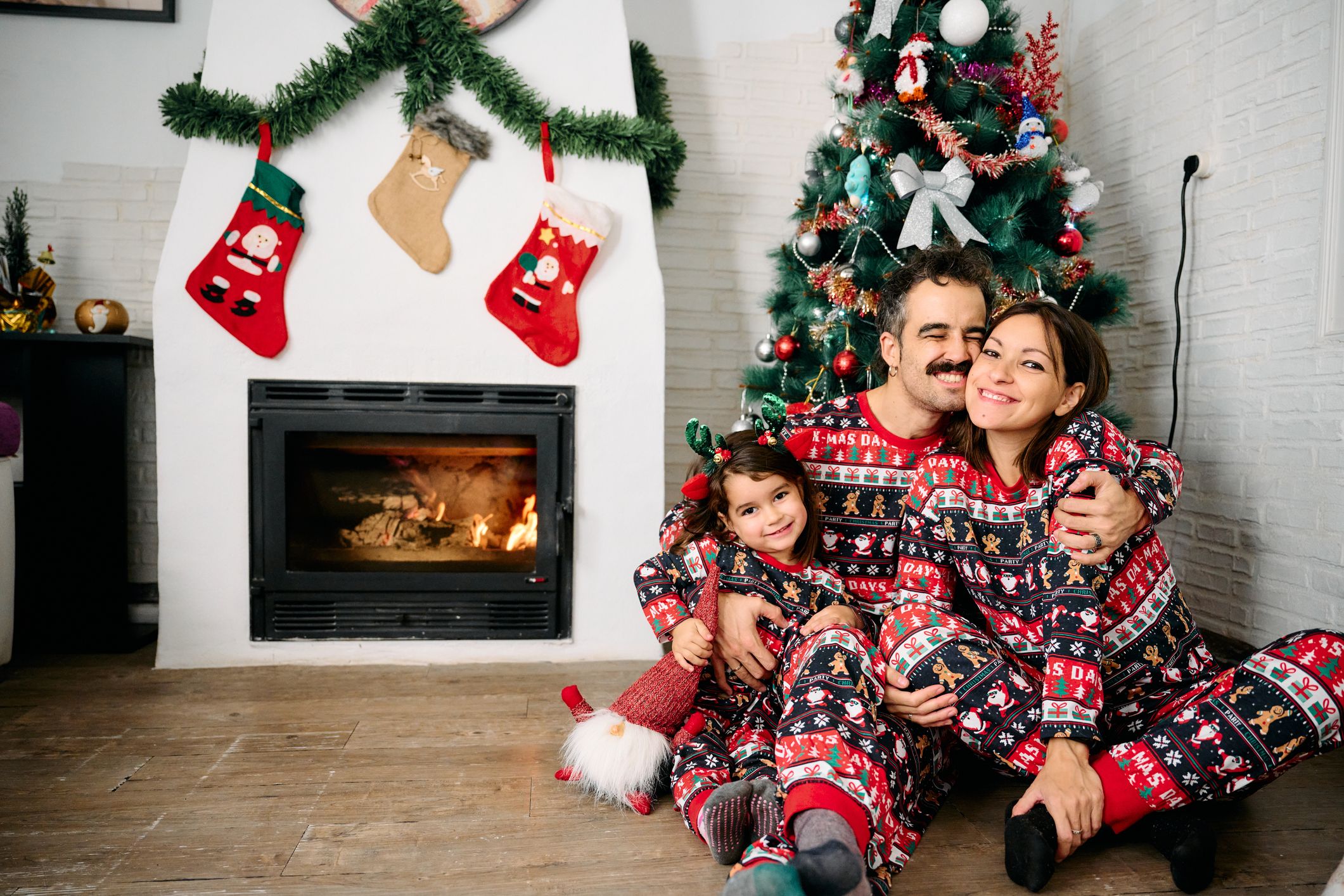 40 Best Christmas Family Photo Ideas for Your 2023 Cards