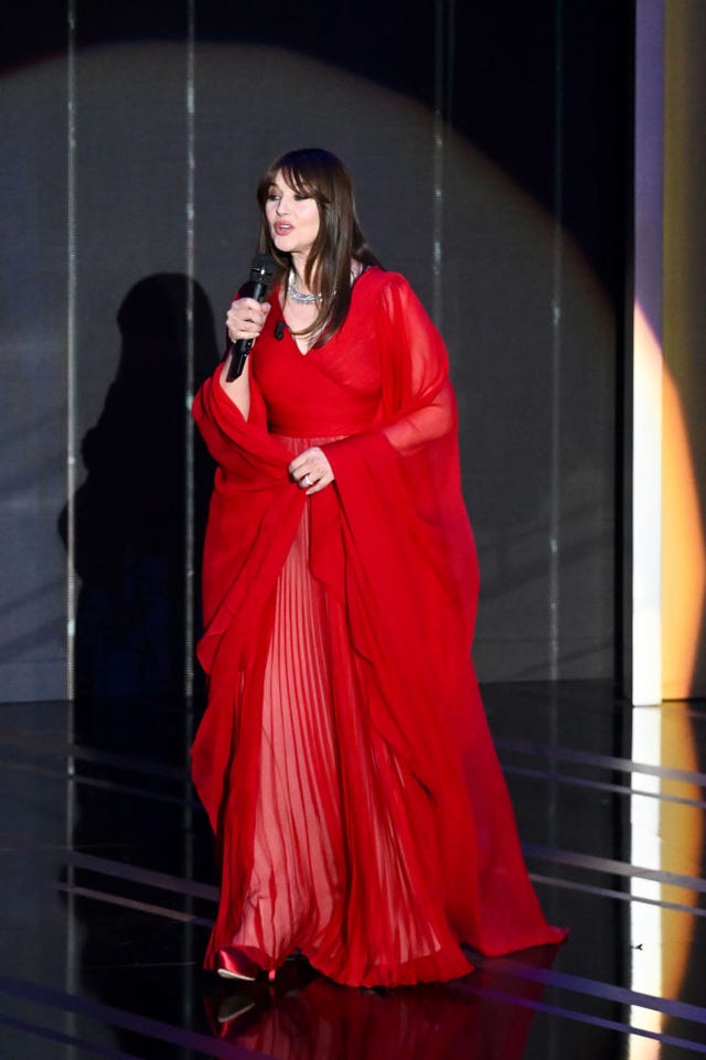 L'abito rosso lungo di Monica Bellucci gossip diva L'abito rosso lungo di Monica Bellucci gossip diva