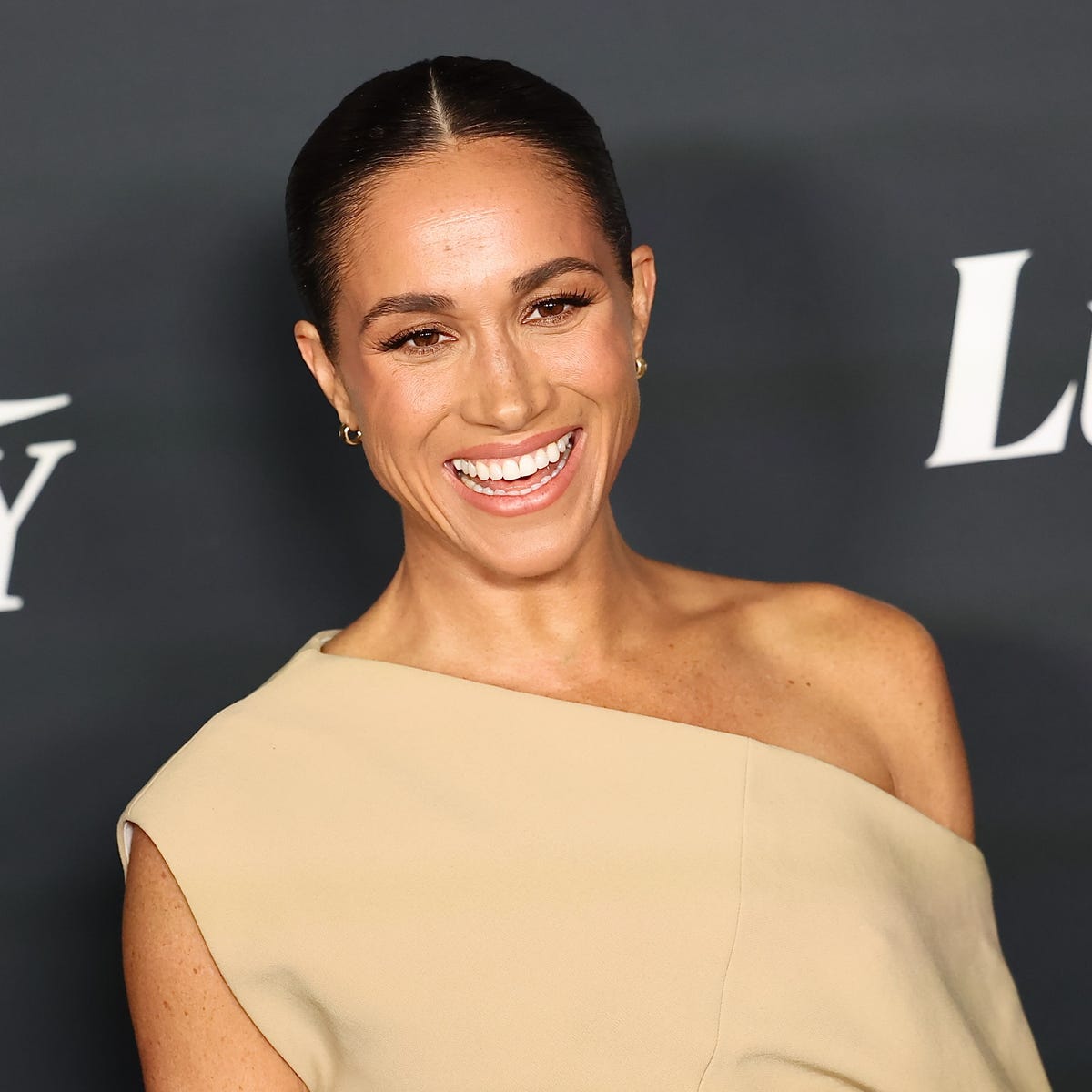 Meghan Markle Lo Tiene Claro El Vestido Beige Es El Imprescindible Del Fondo De Armario