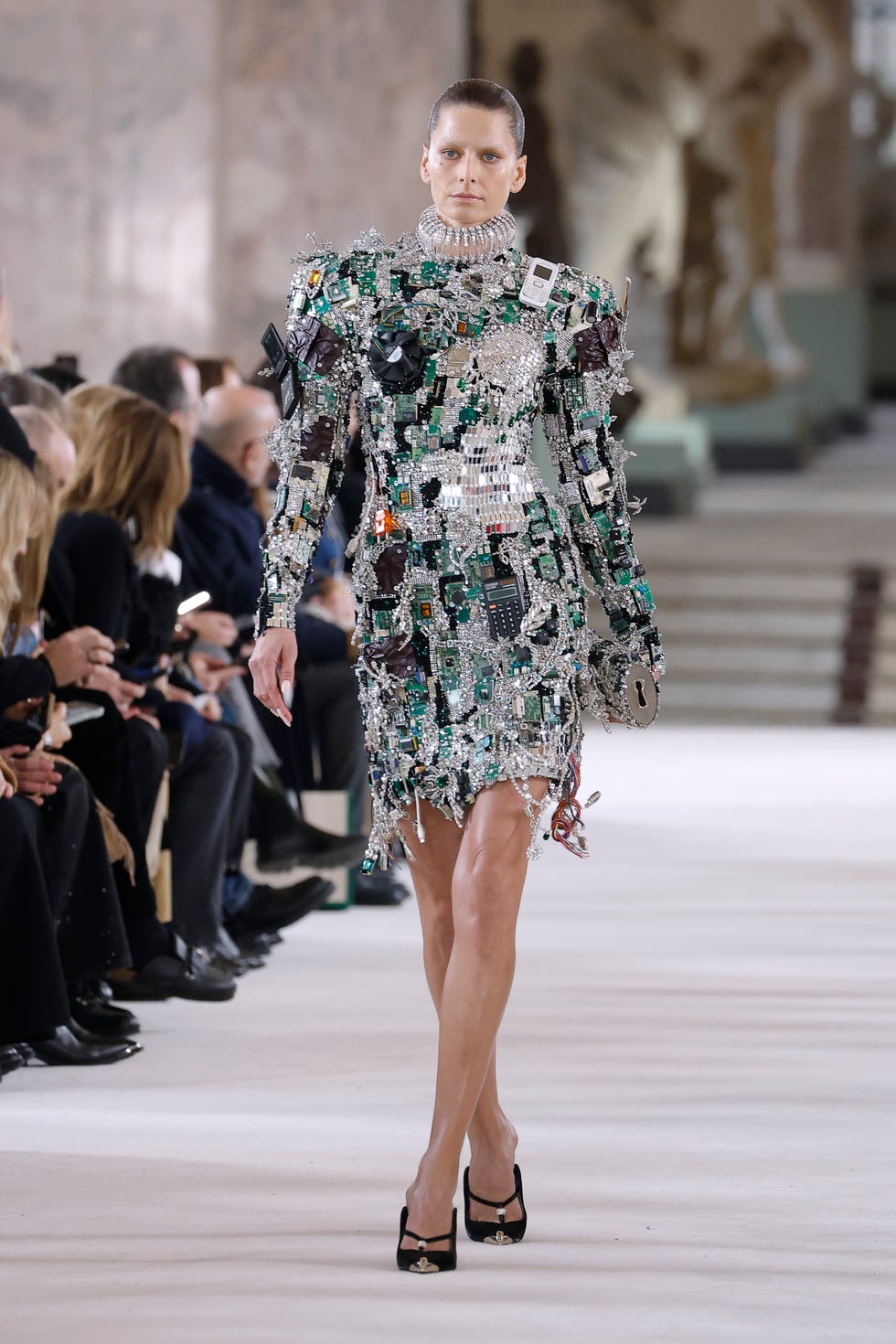 La Historia Del Vestido De Alta Costura Hecho Con Basura Tecnológica De