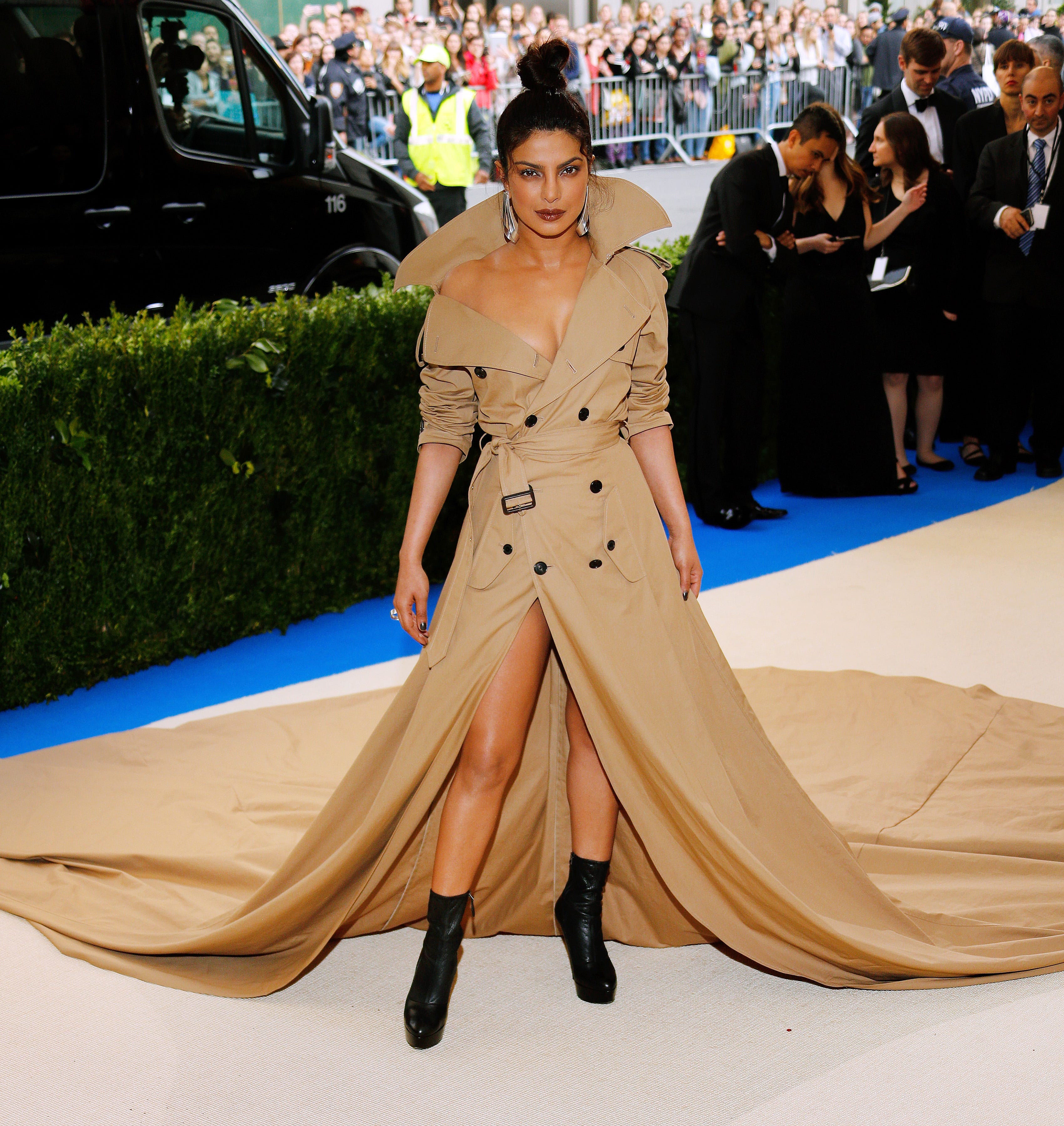 Sexiest Met Gala Looks Of All Time Plunging Naked Dresses Worn By