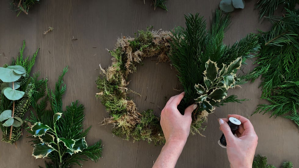 How To Make A Christmas Wreath Traditional And Modern Wreaths