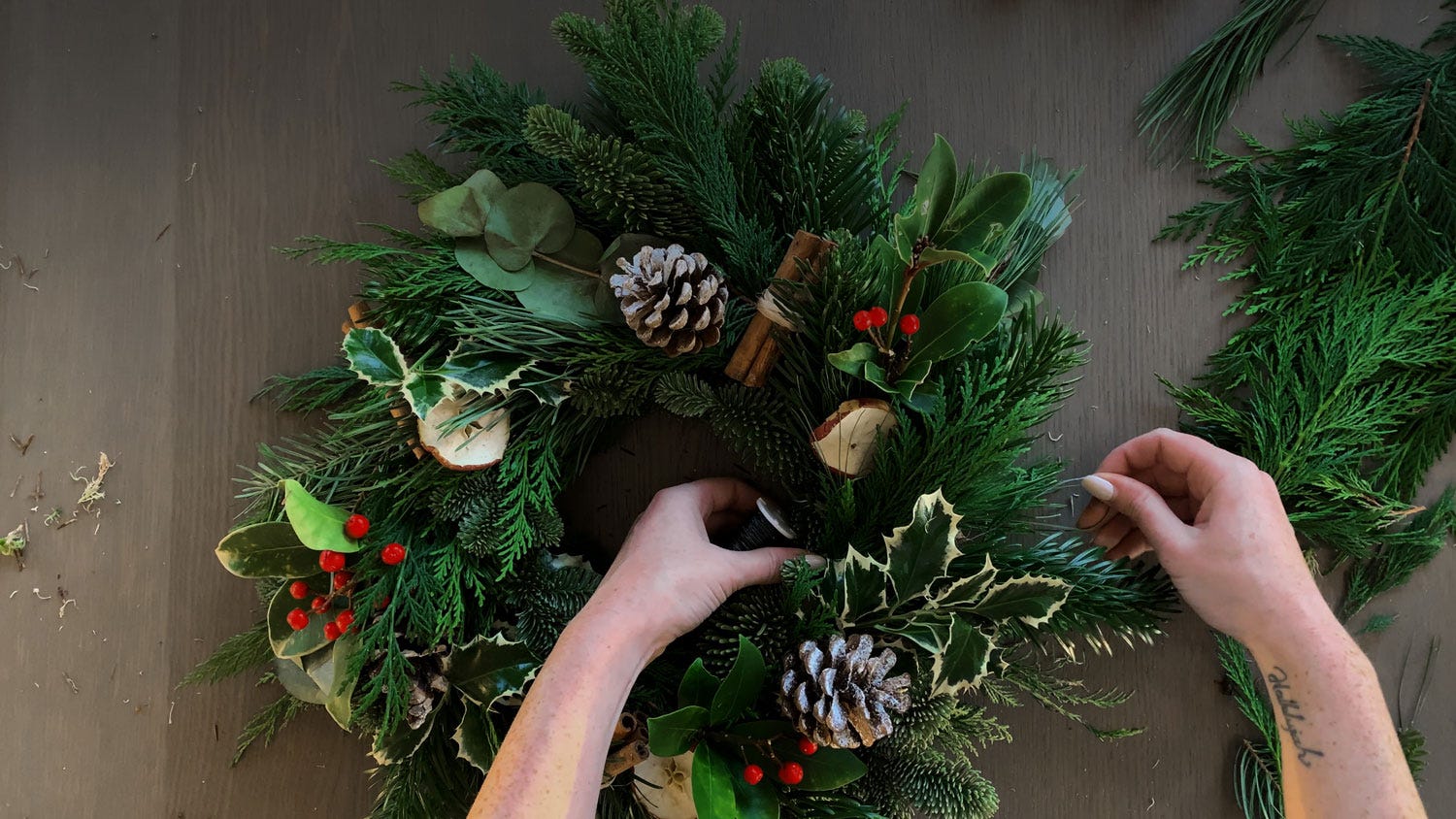 How To Make A Christmas Wreath Traditional And Modern Wreaths