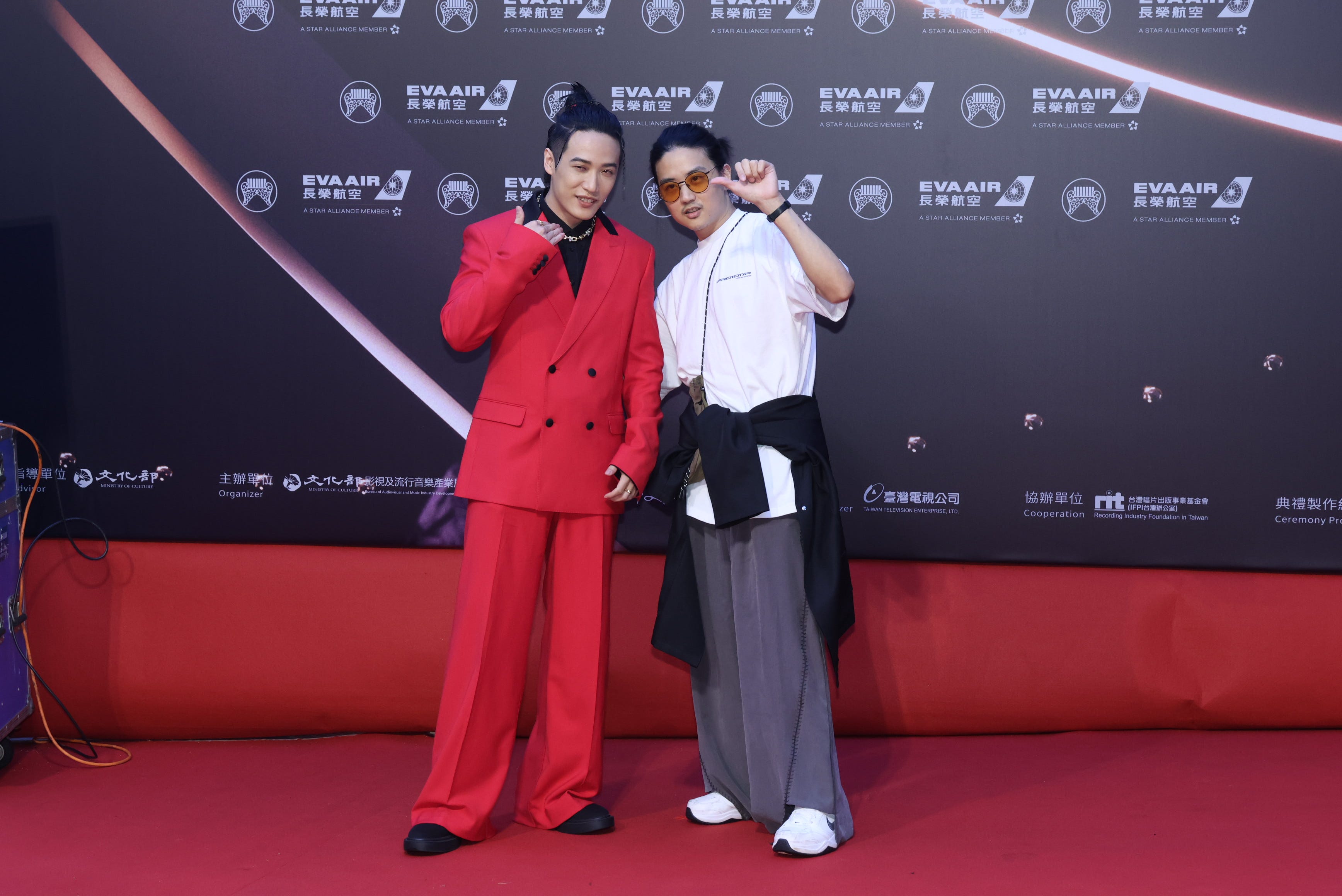 【金曲35】2024 金曲紅毯直擊!孫盛希開高衩露美腿,周興哲深v正裝帥氣登場