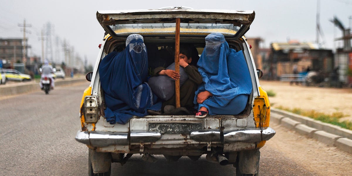 Le donne afghane non possono più viaggiare sole senza un uomo Le donne afghane non possono più viaggiare sole senza un uomo