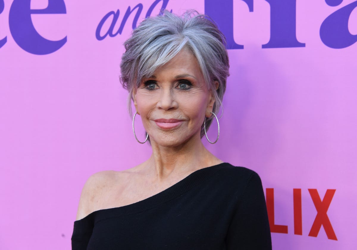 「整形は中毒になる」84歳のジェーン・フォンダ、過去に受けた“フェイスリフト”を後悔｜ハーパーズ バザー（harpers Bazaar）公式