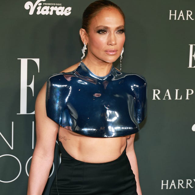 ジェニファー・ロペス、おなかと背中が丸見えの衝撃ルックで肉体美を披露|ハーパーズ バザー(harpers Bazaar)公式