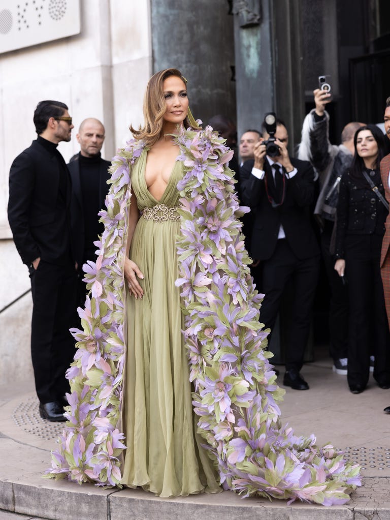 Jennifer Lopez Arrasa En París Con El Vestido Más Romántico Que Le