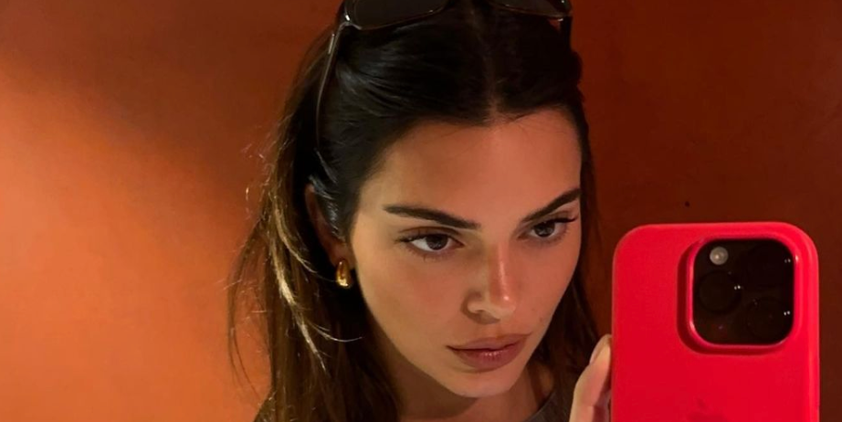 Kendall Jenner Shows Some Skin In A Tiny Crop Top Flipboard