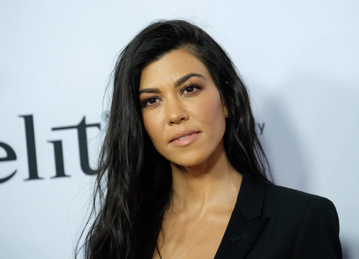 Kourtney Kardashian Impacta En Su Primer Posado En Bikini Embarazada