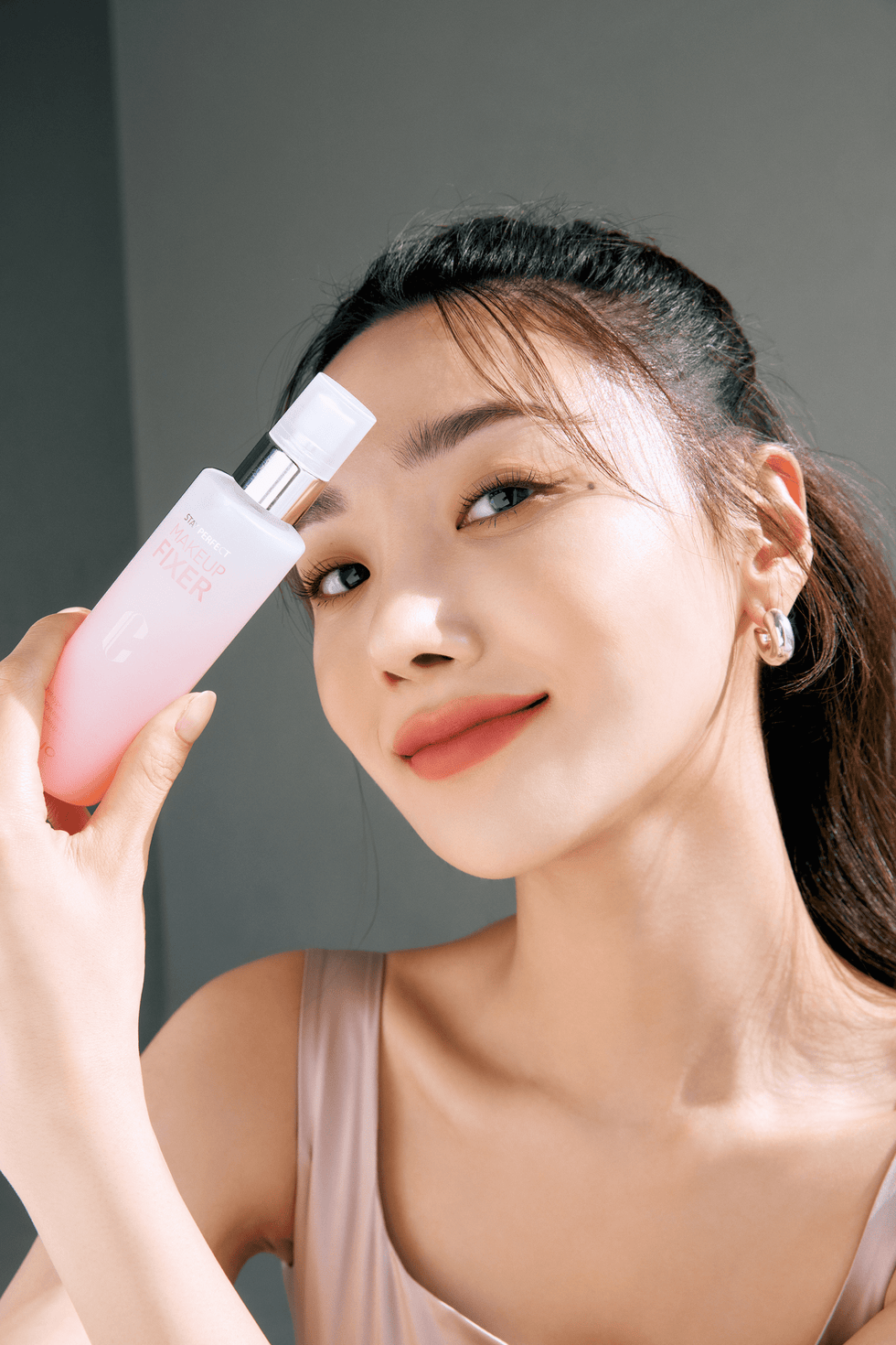 定妝噴霧可以當化妝水用?彩妝老師超強定妝術,維持完美妝容「平價定妝噴霧」推薦清單
