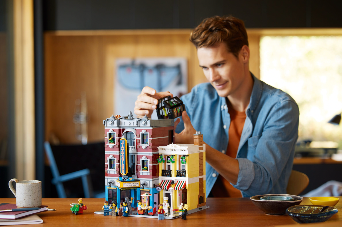 LEGO releasing incredibly-detailed Jazz Club set