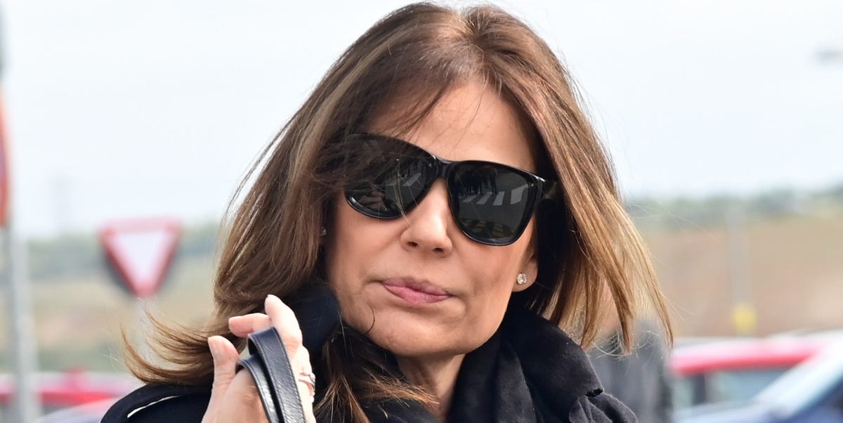 Nuria González De La Mano De Sus Dos Hijos Llegan Al Tanatorio Para
