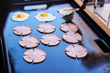 making ham and eggs on a traeger flat top grill