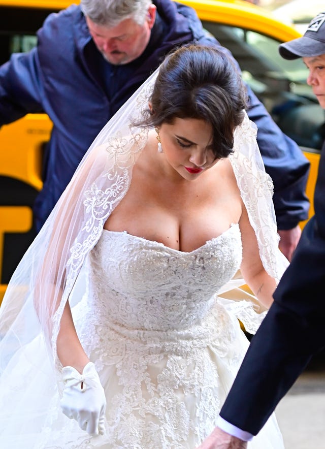 See Selena Gomez In A Wedding Dress In Nyc For Only Murders In The