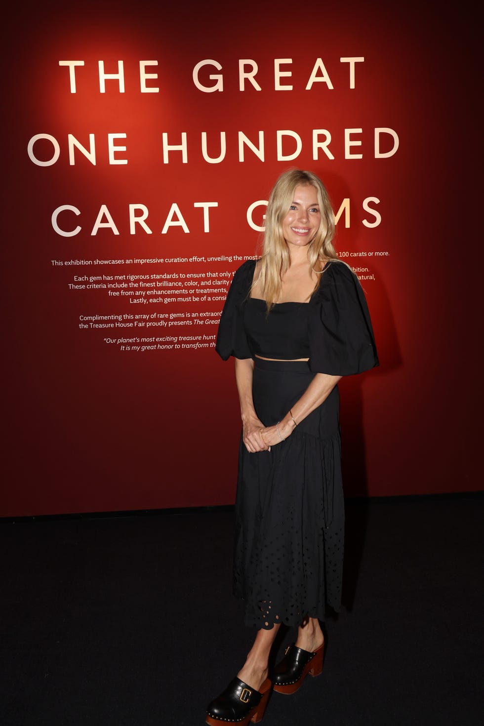 Sienna Miller Impacta Con Un Top Y Una Falda Que Puedes Encontrar En