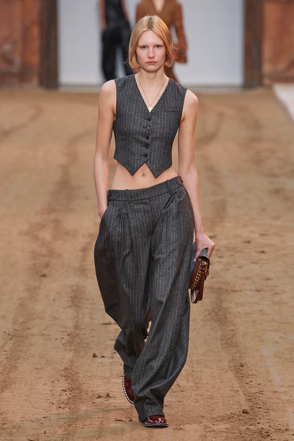 Pantaloni Autunno Inverno 2023 2024: tendenze moda dalle sfilate Pantaloni Autunno Inverno 2023 2024: tendenze moda dalle sfilate